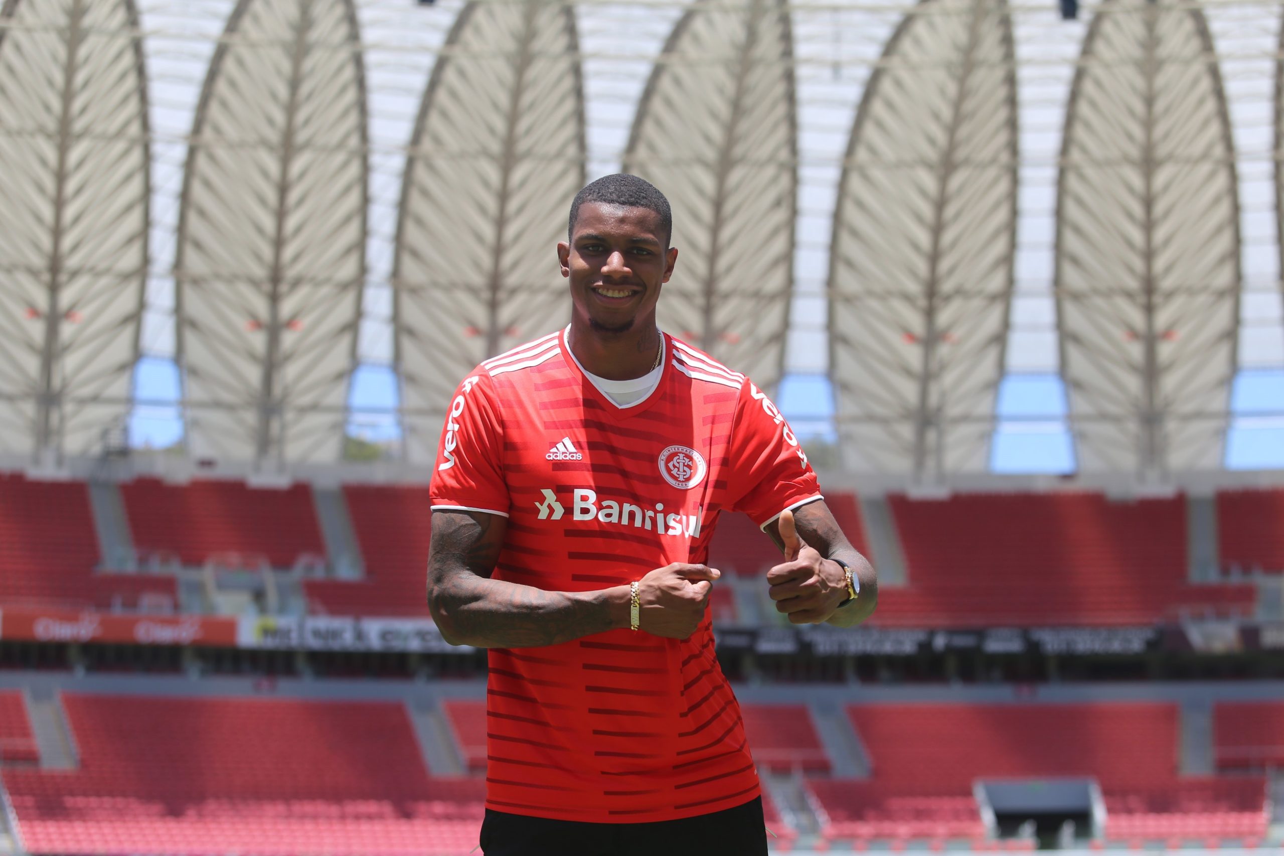 OS PELES VERMELHAS DO CACIQUE NA TABA BEIRA-RIO – Arquibancada Colorada